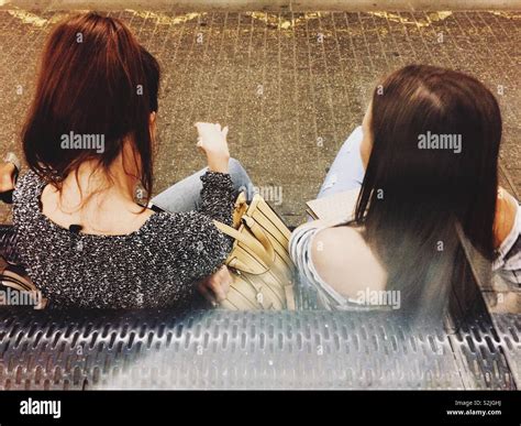 Deux Filles Assises Sur Un Banc Banque De Photographies Et Dimages à