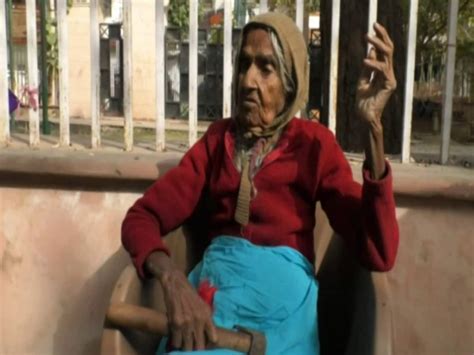Kota 95 Year Old Woman With Axe In Rajsthan राजस्थान के कोटा की 95 साल