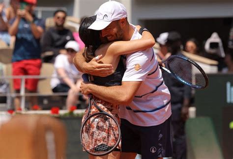 全仏オープン混合ダブルスで優勝し、抱き合っ…：女子テニス 加藤未唯 写真特集：時事ドットコム