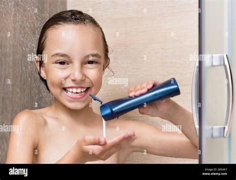 Mädchen Untet Der Dusche Fotos Und Bildmaterial In Hoher Auflösung