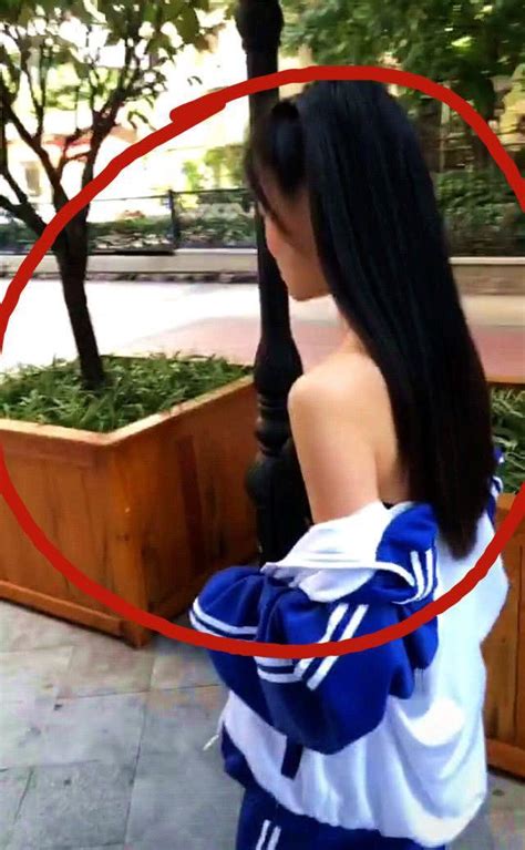 校服穿成「漏肩裝」？00後女生「大膽舉動」，網友：你爸媽知道嗎 每日頭條
