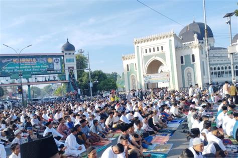 Jamaah Shalat Idul Fitri Di Masjid Raya Medan Membludak Antara News
