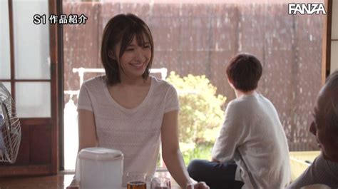 夏の田舎じゃこんなの普通だよ 汗ばむノーブラ谷間で無防備に過ごす幼馴染お姉さんに欲情し、全てを忘れ貪り合った地方帰省中の7日間。 つばさ舞
