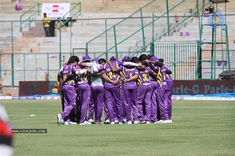 Bhojpuri Dabanggs Vs Bengal Tigers Match Photos Photo 7 Of 71