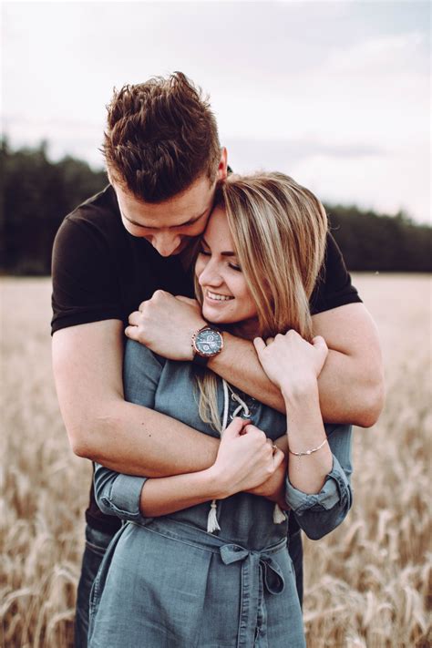 Stunning Engagement Photoshoot Couple Picture Poses Couple