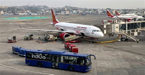 उड़ान में अधिक देरी होने पर विमान से उतर कर अब एयरपोर्ट के बाहर जा