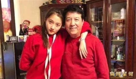 京圈格格关晓彤的家世 隐藏的“关系网”可不简单 麻辣星闻