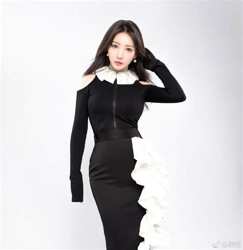 柳岩一身黑色长裙秀出s型身材性感迷人，网友评论最美女神！ 每日头条