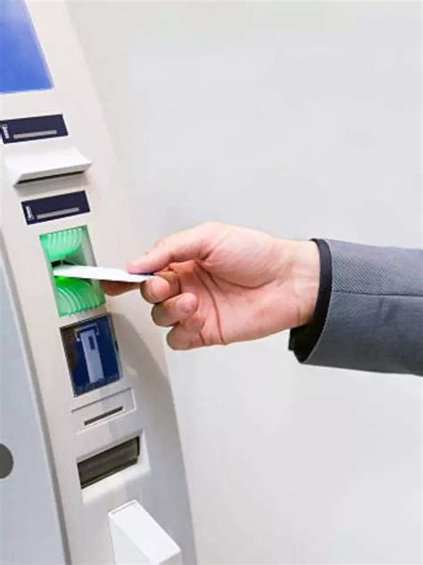 Atm Fraud एटीएम में फंस गया डेबिट कार्ड एक छोटी सी गलती कर सकती है