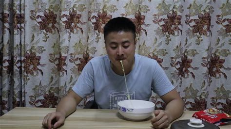 方便面的面条用这种不一样的特别吃法你试过吗？ 把方便面的所有面条接在一起变成一根面条，从面头吸到面尾你觉得这样吃能挑战成功吗？花2个小时把
