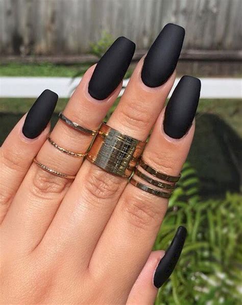 22 Black Nails That Range From Elegant To Edgy