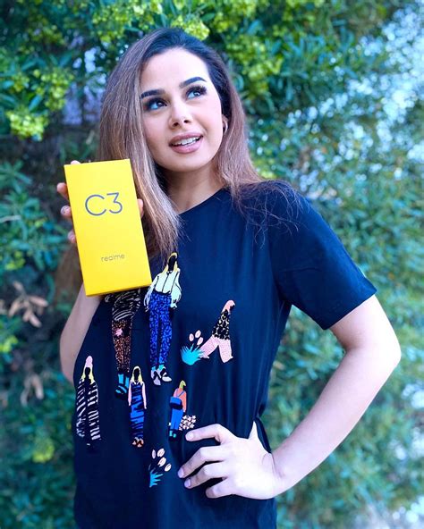 معلومات عن منة عرفة عمرها طولها هل منة عرفة متزوجة — الفن لايف