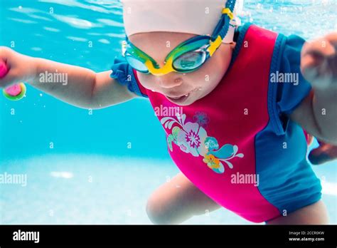 Un Profesor De Natación Enseña A Un Niño A Nadar En La Piscina