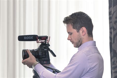 무료 이미지 남자 사람들 머리 화이트 카메라 사진술 필름 남성 Dslr 모델 봄 렌즈 정경 마이크로폰