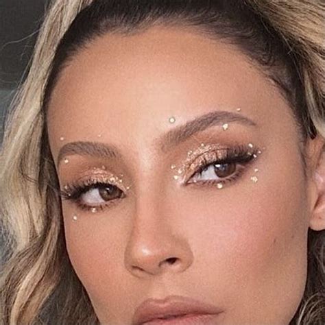 Pin De Yasmin Araújo Em Mu Стразы Maquiagem De Strass Ideias De