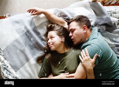 Mann Und Frau Beim Küssen Im Bett Fotos Und Bildmaterial In Hoher