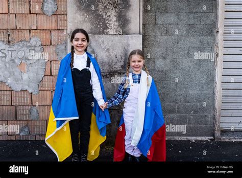 Kleine Mädchen Mit Ukrainischen Und Russischen Fahnen Vor Einer Durch