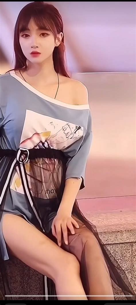 挖掘烧鸡🥵 On Twitter 早期21年作品，经验老到的老司机就可以看出她骨子里就是个婊子了。如果你要问我如何看出？ 气场、神态、眼神