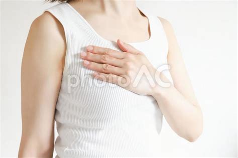 胸に手を当てる女性 No 26183830｜写真素材なら「写真ac」無料（フリー）ダウンロードok