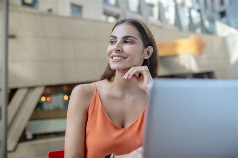 Premium Photo Dark Haired Pretty Woman Sitting At The Laptop And