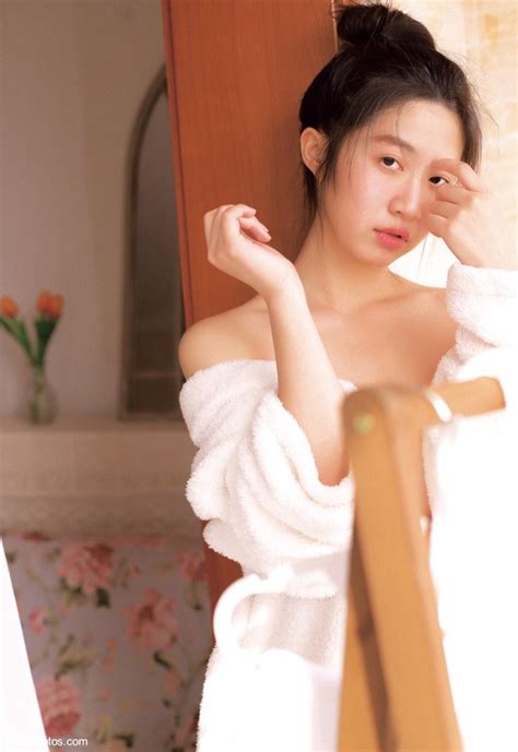 あるいは清純で人やあでやかであでやかな美人が風呂に入って両目が空洞になって恋をしている。 レディ写真