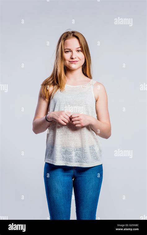 Mädchen In Engen Jeans Fotos Und Bildmaterial In Hoher Auflösung – Alamy