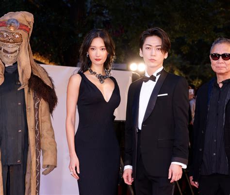 浜辺美波、三吉彩花、菜々緒、新垣結衣ら、レッドカーペットを闊歩！ 華やかファッションで魅了｜第36回東京国際映画祭（2023）