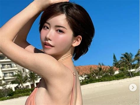 深田えいみ、美尻あらわな“グラビア風”ショット！ 「cgって思うくらい美しすぎる」「ボディラインがメチャ綺麗」 Antenna[アンテナ]