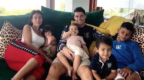Por Qué Cristiano Ronaldo Le Paga Un Sueldo Millonario A Su Esposa