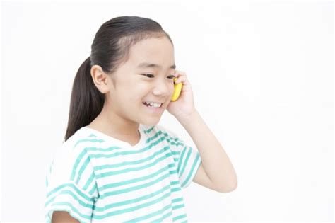子どもには何歳からスマホ持たせるべきか 小学生にはキッズケータイが多数 ライブドアニュース