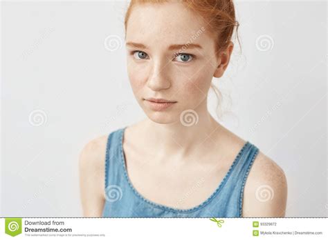 Muchacha Natural Hermosa Del Pelirrojo Con Los Ojos Azules Y Las Pecas