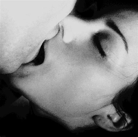 Sexy Kiss Booboofinger