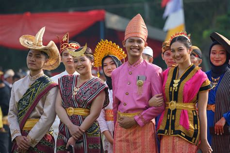 Kenakan Pakaian Adat Nusantara Unnes Peringati Hardiknas 2024