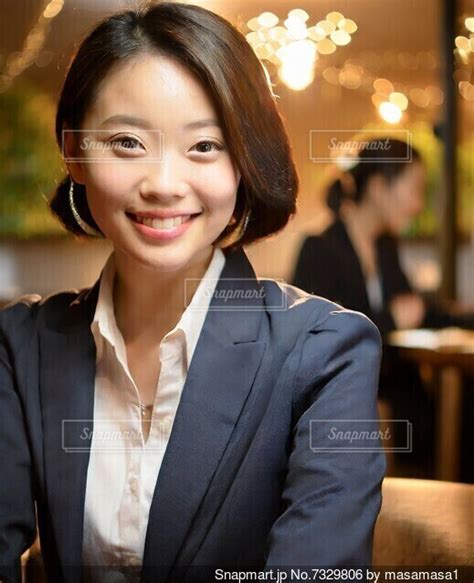 スーツを着た笑顔の女性 生成ai画像の写真・画像素材[7329806] Snapmart（スナップマート）