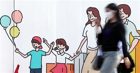 더 내려간 역대 최저 합계출산율…연간 0 6명대 기정사실화
