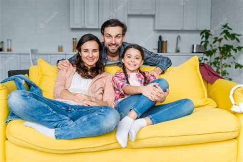 Famille Heureuse Passer Du Temps Ensemble Sur Le Canapé Photo Premium