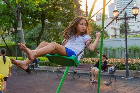Kinderwohlfahrt Nettes Thailändisches Mädchen Das Ein Schwingen