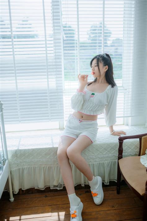 网络美女年年nnian爱吃棒棒糖的少女主题性感白色分体式睡衣秀完美身材迷人写真35p Xiuren Biz