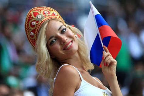 【映像あり】「ロシアのセクシーファン」の正体が暴かれる！ネチズンがドキュメントにズームインすると、彼らはav女優です！