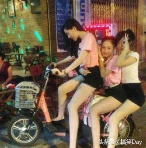 我仔细观察了很久，姑娘坐反在车上是故意为了方便什么嘛 每日头条