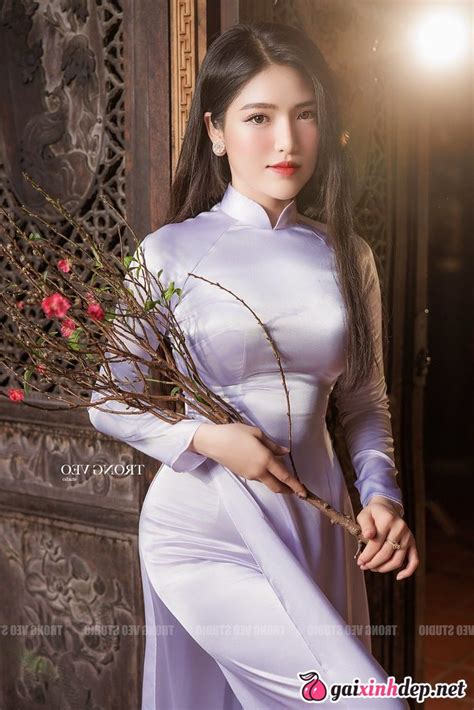 Ảnh áo Dài Satin Gợi Cảm Trắng Mỏng Khiêu Gợi Sexy đẹp 2023