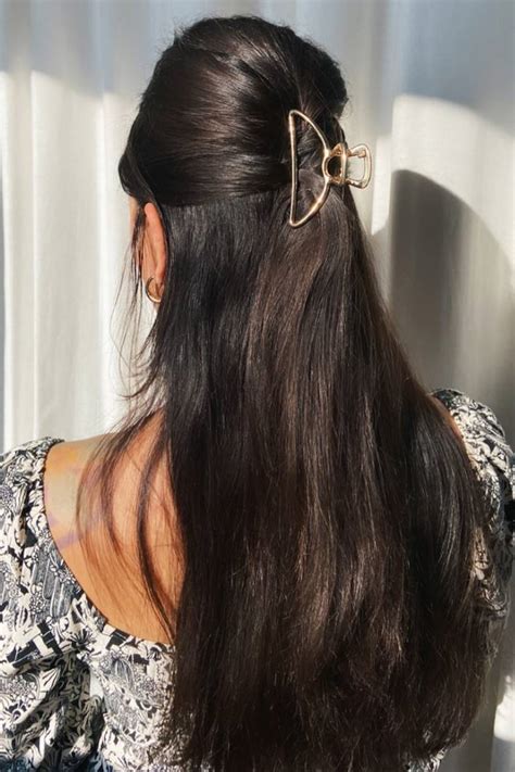 How To Style A Claw Clip In 3 Easy Steps Plus 18 Styles To Try