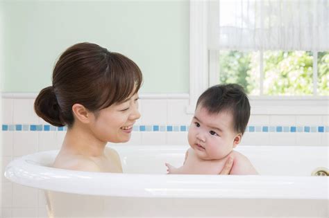 赤ちゃん とお 風呂 に 入る 157139 新生児 お風呂 入れ方 1ヶ月