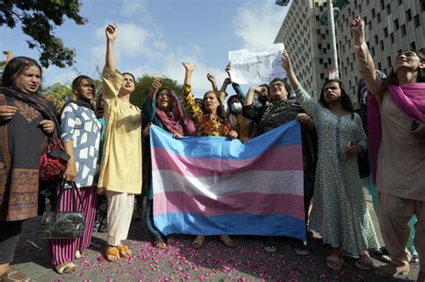 Pakistani Transgender Activists To Appeal Shariah Court Ruling Against