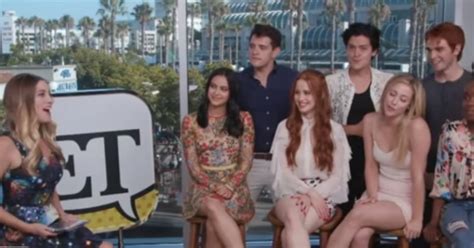 ‘riverdale Season 2 Trailer Promises Murdery And Darker Vibe