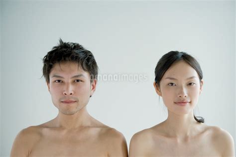 上半身裸で横に並んだ20代の男女の写真素材 [fyi01430535] ストックフォトのamanaimages Plus