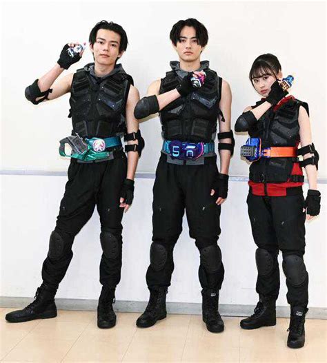 【写真 3 8枚】仮面ライダーリバイス：“五十嵐三兄妹”対談 日向亘＆井本彩花が語る前田拳太郎の“成長” さくらのビンタ秘話も