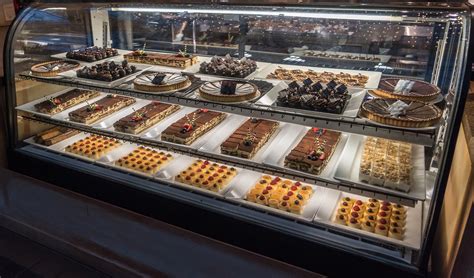 【爆買いスター恩返し オムレツケーキ・バターせんべい】安田顕 北海道室蘭市『お菓子の富留屋（ふるや）』のお店・情報を紹介 Activitv