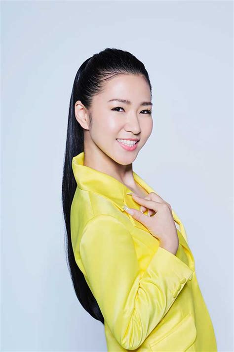 レコ大最優秀新人賞の22歳、ド派手な超ロングネイルは自爪「ずっとギャル演歌追求したい」 Encount