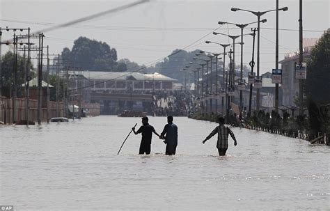 Kashmir Floods Sees Over 450 Dead And 300 000 Stranded Daily Mail Online